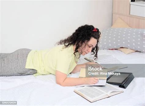 격리 또는 자기 격리 중에 집에서 공부하는 침대에서 학생 여성 원격 작업 또는 가정 개념에서 교육 신규 표준 대학 생활 방식