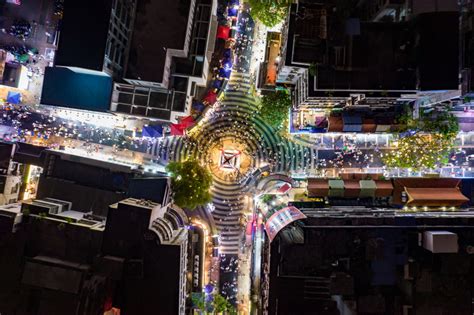 城市夜景步行街人流量航拍摄影图 包图企业站