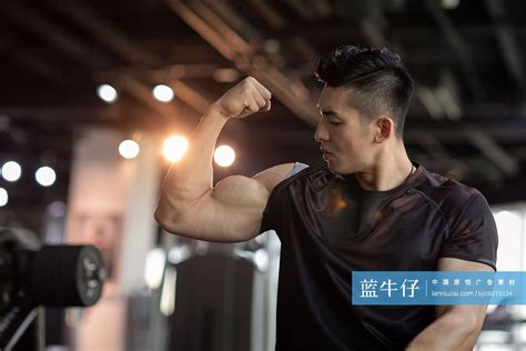 年轻男士在健身房健身 蓝牛仔影像 中国原创广告影像素材