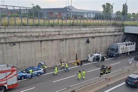 Auto Con 4 Ragazzi A Bordo Si Schianta Contro Un Camion