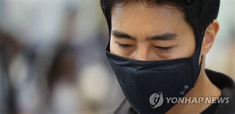 취재진 질문 경청하는 이근 전 대위 연합뉴스