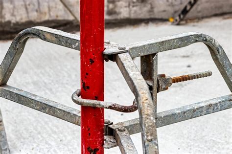 거푸집 공사는 모놀리식 건물의 2층을 지지합니다 벽과 천장의 보강 건물 클로즈업 건설 중 모놀리식 작업 건설 기술 프리미엄 사진