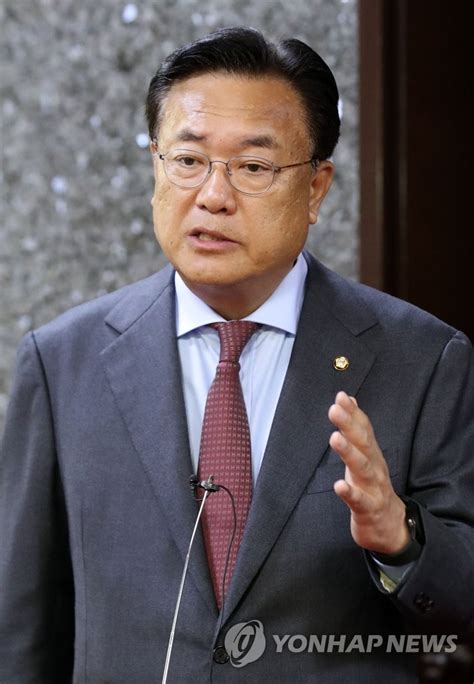 답변하는 정진석 비대위원장 연합뉴스