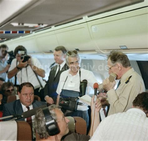 DDR Fotoarchiv Schönefeld Passagierflugzeug Airbus A der INTERFLUG auf dem Flughafen in