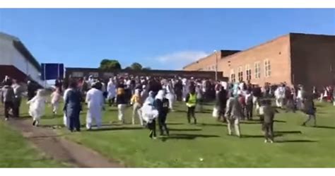 Вижте ужаса в Нюкасъл където кола се вряза в тълпа Видео