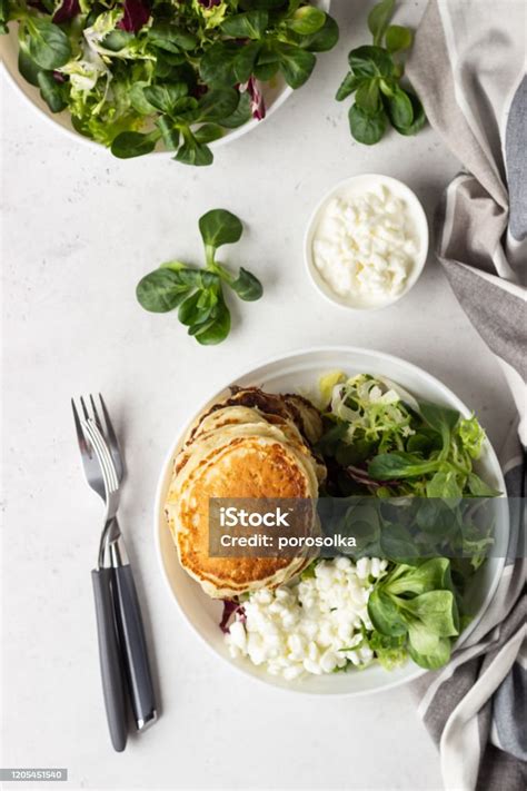 샐러드 믹스와 코티지 치즈를 곁들인 짭짤한 치즈 팬케이크 건강한 아침 식사 또는 점심 식사 밝은 콘크리트 배경입니다 건강한 생활방식에 대한 스톡 사진 및 기타 이미지