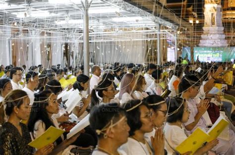 พุทธศาสนิกชน แห่สวดมนต์วัดโพธิ์ เสริมศิริมงคลต้อนรับปี 2567