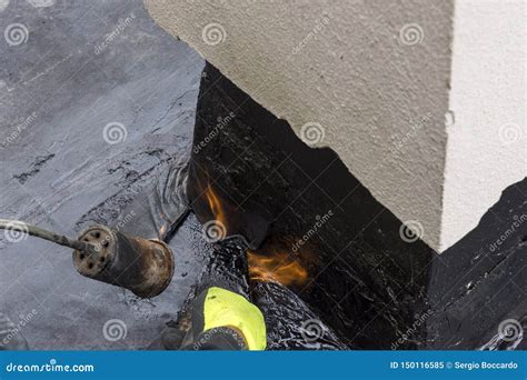Colocaci N Del Forro Y Del Aislamiento De La Impermeabilizaci N En Un