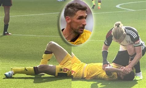 Premier Legue Chris Basham Sufre Escalofriante Fractura En El Duelo Entre Fulham Y Sheffield