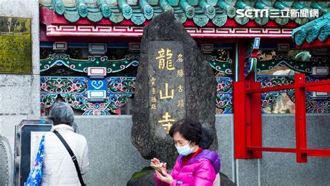 19歲港女陳屍龍山寺⋯留詭字條！監視器拍下「死前25分鐘重複1動作」