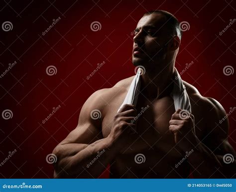 Sterke Spieren Zonder Schoren Man Bodybuilder Staat Met Een Naakt Shirt Voor De Borst Of