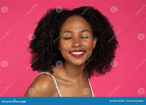Sonriente Y Satisfecha Estudiante Milenaria Negra Con Ojos Cerrados Disfruta De Tiempo Libre