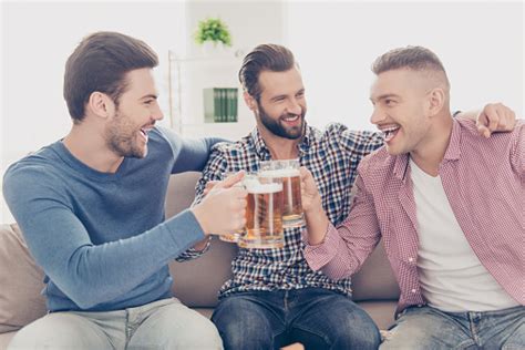 수용 하는 매력적인 세련 된 현대 쾌활 한 만화 들의 초상화 긴장 데 안경 의사표시 말하기 이야기 즐기는 축구 단어 컵 시간 휴식 휴가 함께 맥주에 대한 스톡 사진 및 기타