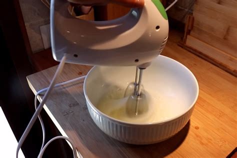 4 яйца с кисело мляко без грам брашно и е 4 пъти по вкусен от всеки сладкиш който сте яли