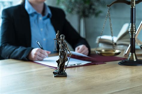 변호사 사무실 논문 조언 및 정의 개념에 종사하는 저울과 변호사가있는 정의의 동상 사무실에 대한 스톡 사진 및 기타 이미지