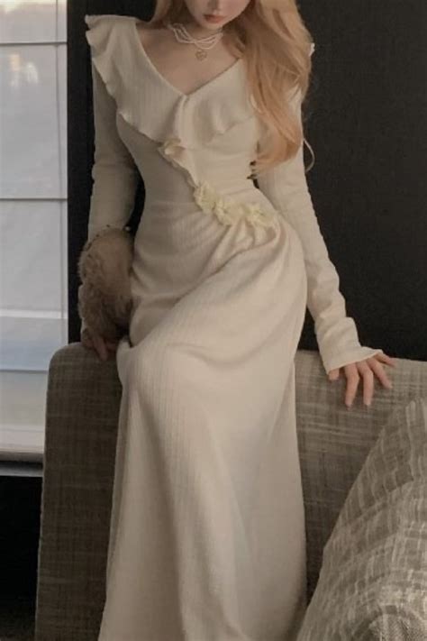 로아 입체 플라워 프릴 브이넥 긴팔 A라인 롱원피스
