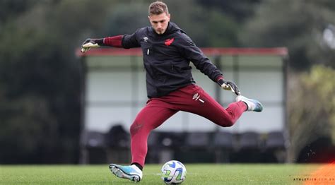 Ainda bem que não veio muito chute Bento goleiro do Athletico PR