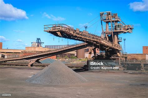 로딩의 철광석 컨베이어 발행기 In Steel Industry 0명에 대한 스톡 사진 및 기타 이미지 0명 2015년