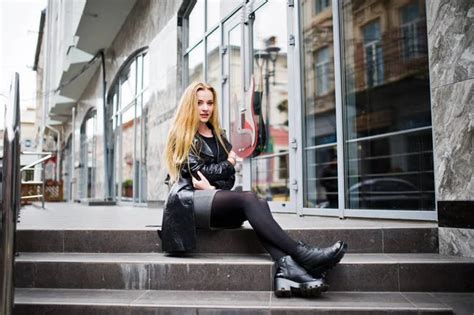 Dziewczyna W Czarnych Rajstopach Fotografie Zdjęcia Stockowe