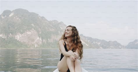 호수에서 카누를 타고 휴식을 취하는 여자 사진 Unsplash의 미인 이미지