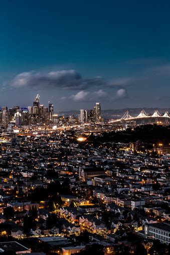베이 브릿지와 샌 프란 시스 코와 도시 전경에서 주거 외로운 구름과 푸른 하늘 황혼 블루 시간 샌프란시스코 캘리포니아에 대한 스톡 사진 및 기타 이미지 Istock