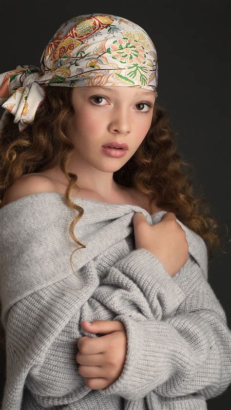 Wallpaper Brown Curly Hair Girl Look Gray Background 1920x1440 Hd Picture Image