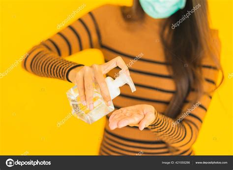 Retrato Hermosa Mujer Asiática Joven Con Máscara Alcohol Aerosol