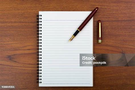만년필 또는 복사 공간 사무실 책상 개념 나무 작업 테이블에 노트북 종이와 잉크 펜 최고의 볼 수 있습니다 금융에 대한 스톡 사진 및 기타 이미지 Istock