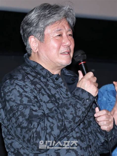 포토 인사말 하는 최민식 네이트 연예