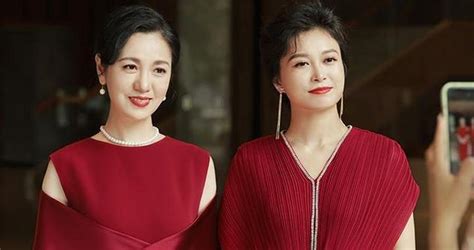 建议五六十岁女人：不烫小卷、不穿花衣、不戴金器，越老越优雅首饰发型新浪新闻