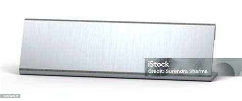 흰색 배경에 격리 된 사무실실버 테이블 상단 책상 이름 플레이트 3d 일러스트레이션 책상에 대한 스톡 사진 및 기타 이미지 책상 공란 명판 Istock