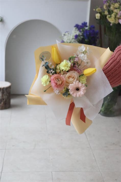 꽃다발 노랑연핑크 명일동꽃집고덕동꽃집상일동꽃집강동구꽃집플라워레슨원데이클레스강동구플라워레슨강동구원데이클레스꽃수업꽃꽂이꽃선물길동꽃집강동아트센터꽃집