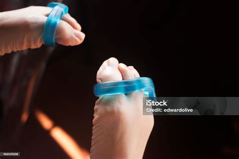 페디큐어와 페인트 또는 파일 발톱을 발가락을 분리 하기 위하여 실리콘 발가락 분리기 젊은 여자 건강한 생활방식에 대한 스톡 사진 및 기타 이미지 Istock