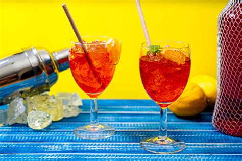 민트와 오렌지 잎 병 셰이커 레몬이 함께 상쾌한 아페롤 스프리츠 칵테일 2잔의 소박한 파란색 테이블의 수평 보기 0명에 대한