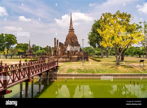 Buddha-Statue und Chedi des buddhistischen Tempels Wat Sa Si, UNESCO ...