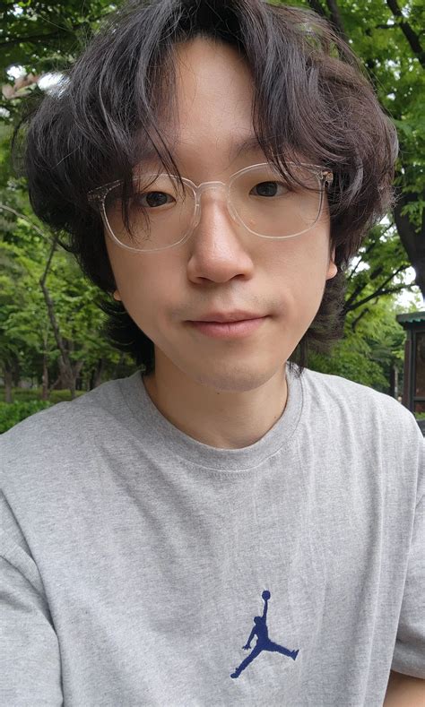 나이 1992년생 키 171 몸무게 58 좋아하는 것 기타연주 농구 그림그리기 헬스 먹는 것 그리고 내가 남자니까 여자 싫어하는 것 인사 안 받는 사람