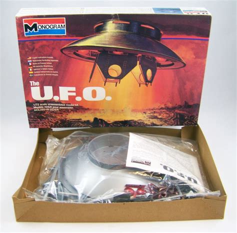 The Invaders The U F O 1 72 Scale Model Kit Monogram
