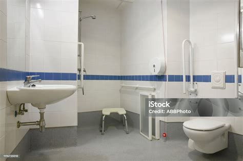 싱크대 화장실과 샤워 시설을 갖춘 현대 장애인 욕실 화장실 병원에 대한 스톡 사진 및 기타 이미지 병원 화장실 건축물