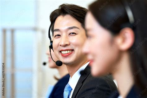 비즈니스맨 비즈니스우먼 회사 업무 근무 사무실 콜센터 텔레마케터 상담하는 직장인과 카메라 응시하며 미소짓고 있는 직장인 모습