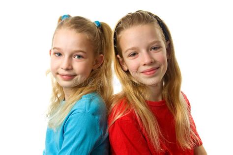 Dos Chicas Jóvenes Que Miran En Cámara Imagen De Archivo Imagen De