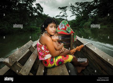 Panama Embera Autochtone Femme Enfant En Darien Banque De Photographies