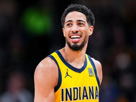 魔法再现，哈利伯顿11中6砍17分15助8板，三分5中2and正负值 25