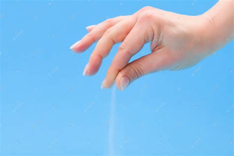 手洒盐高清摄影大图 千库网