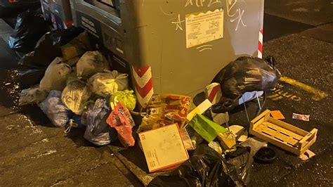San Salvario Le Isole Ecologiche Hanno Fallito Montagne Di Rifiuti Ogni Sera La Stampa
