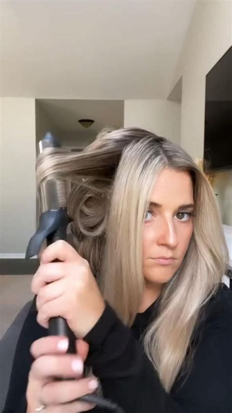 Bouncy Curls Curled Hairstyles For Medium Hair Hair Curling Tips Curling Iron Hairstyles