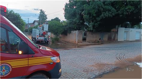 Homem sofre descarga elétrica ao tentar colher mangas