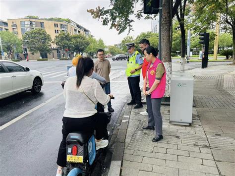 舞阳社区开展国庆期间道路交通安全劝导活动