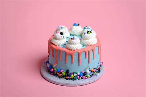 흰색 크림 머랭과 분홍색 배경에 뿌려진 파란색 생일 케이크 케이크에 대한 스톡 사진 및 기타 이미지 케이크 케이크 레이어
