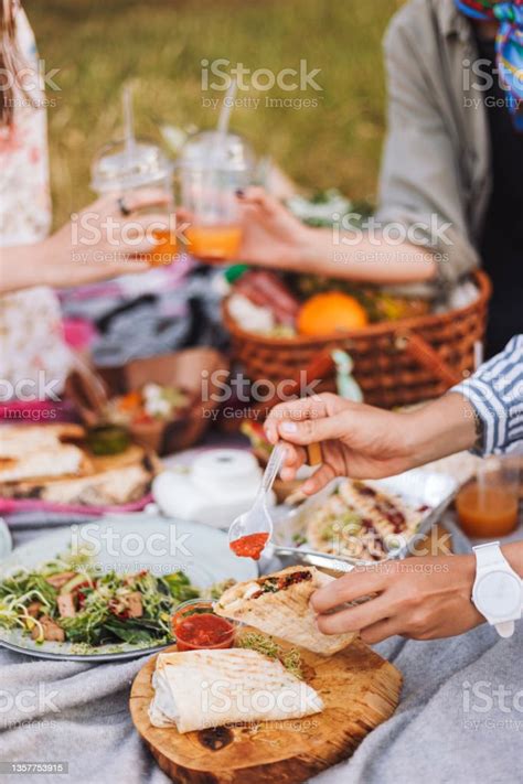 맛있는 음식과 음료의 다양한 아름다운 피크닉을 닫습니다 소풍 음식에 대한 스톡 사진 및 기타 이미지 소풍 음식 음식 식사