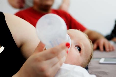 Un bebé contrajo salmonelosis en España tras consumir leche contaminada de Lactalis